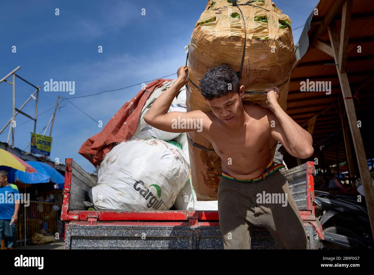 Porter carrying heavy loads hi-res stock photography and images - Alamy