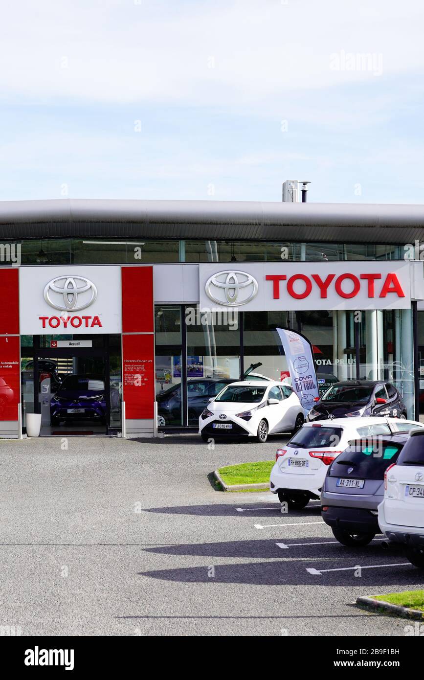 Toyota car dealership exterior hi-res stock photography and images - Alamy