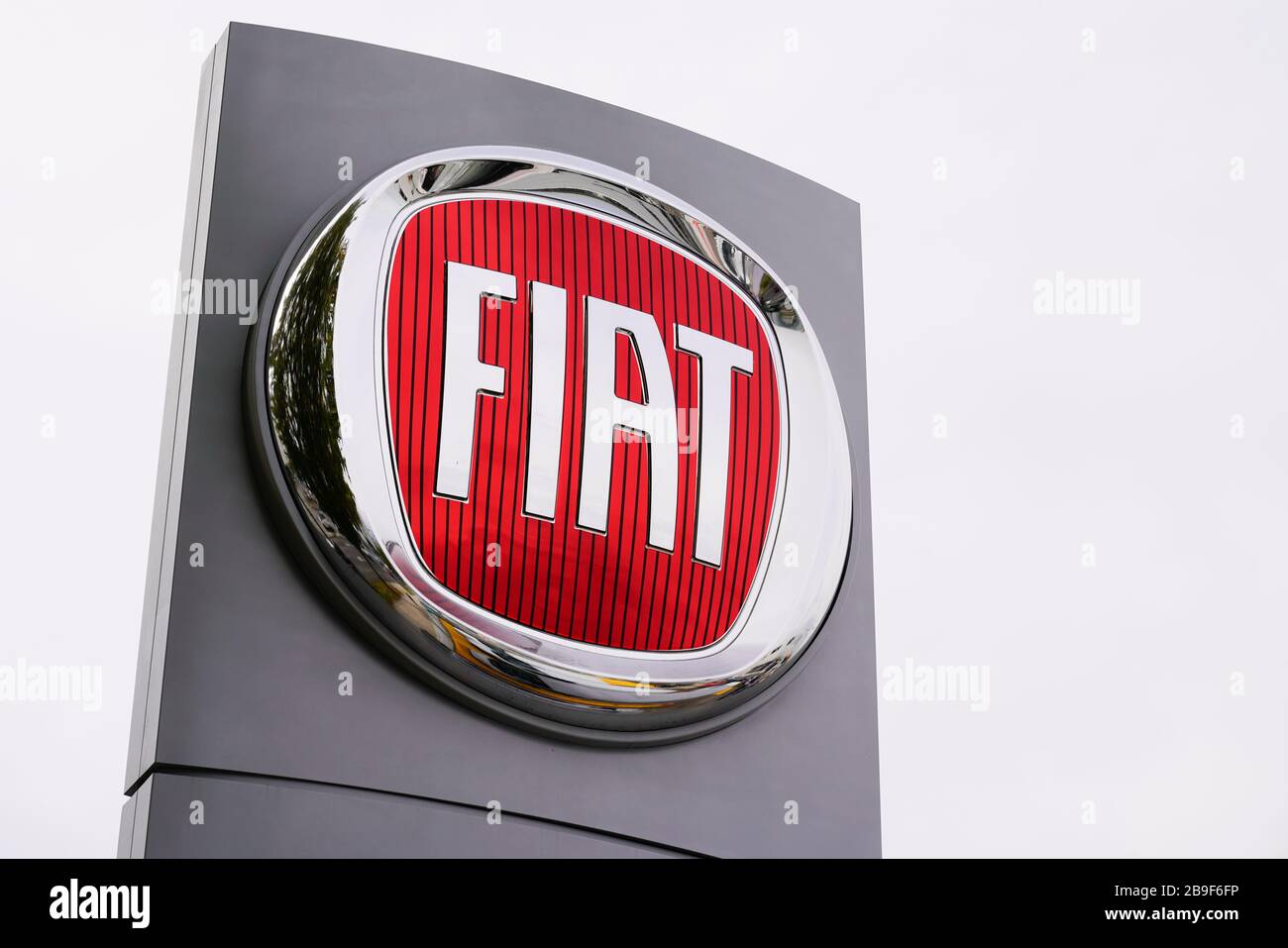 Fiat logo on red fiat hi-res stock photography and images - Alamy