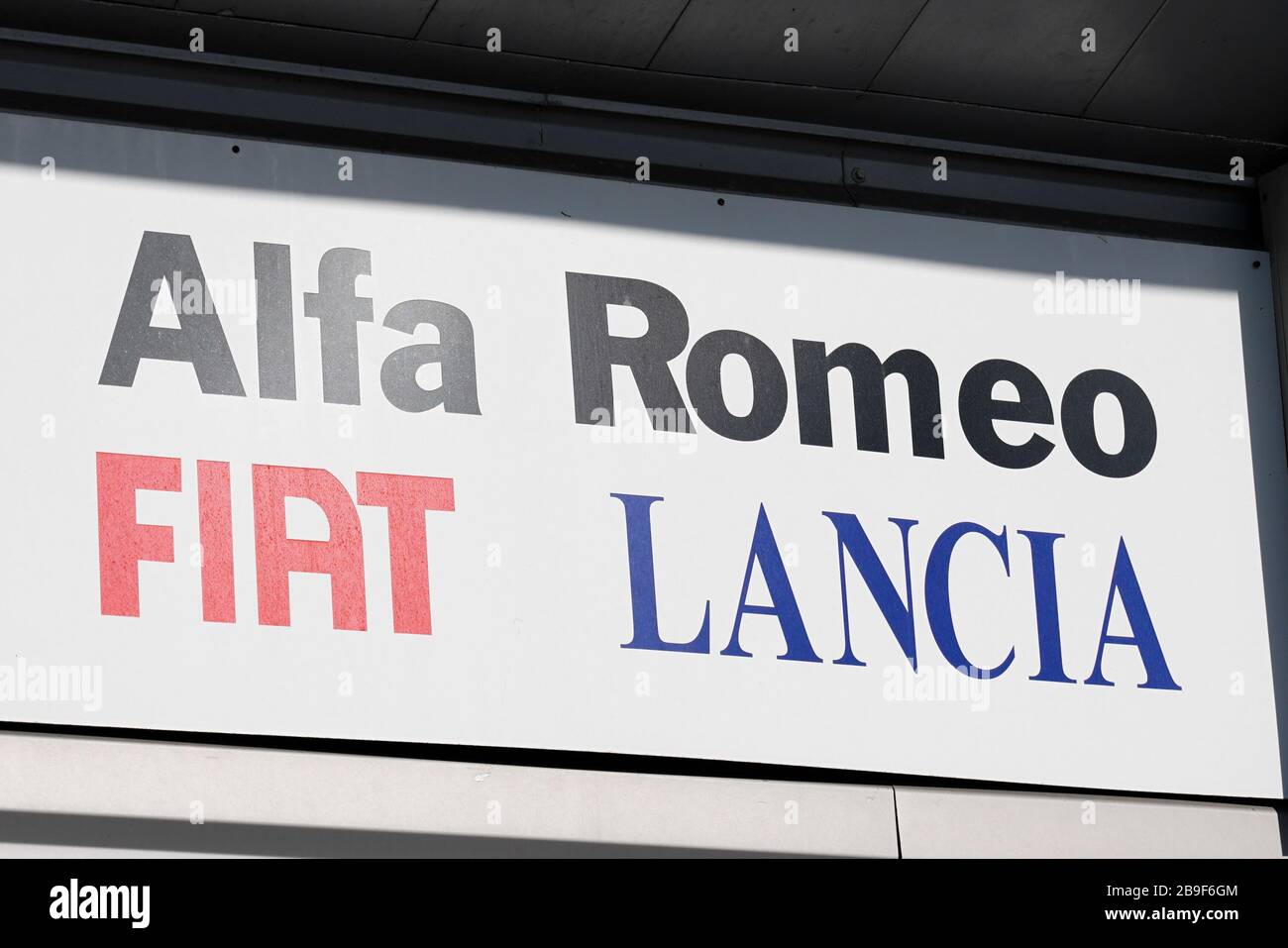 Bordeaux , Aquitaine / France - 11 13 2019 : Fiat logo Alfa Romeo sign ...