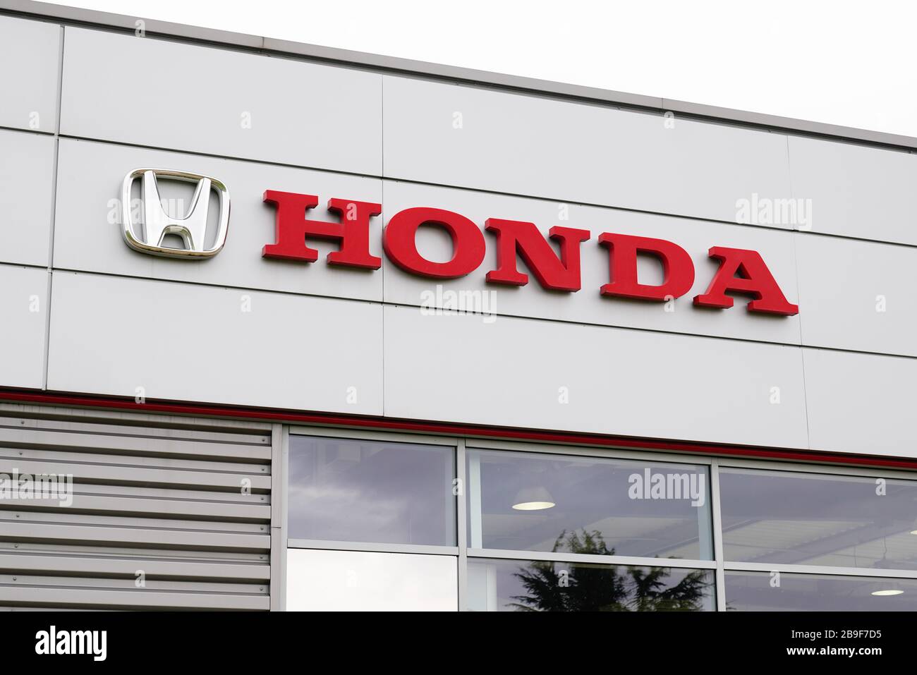 Honda logo sign white hi-res stock photography and images - Alamy