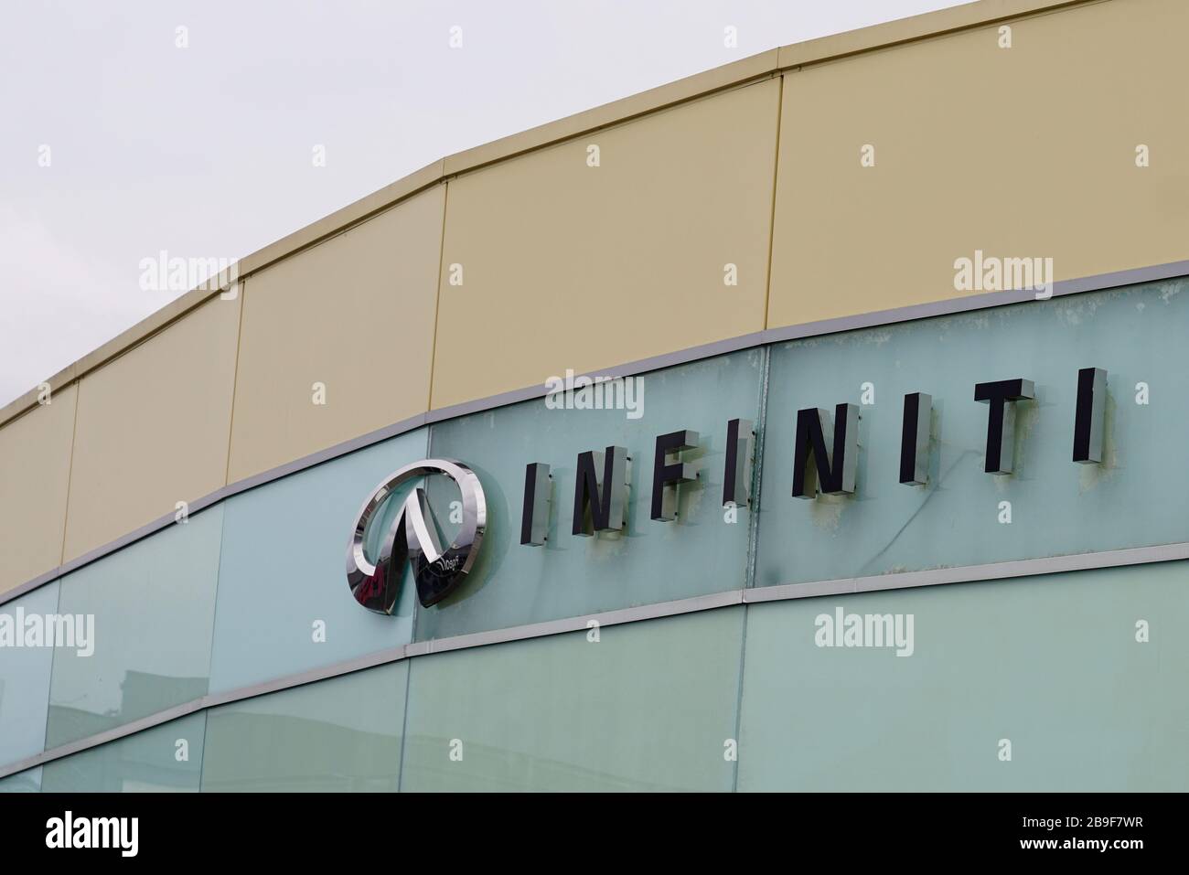 Car infiniti logo hi-res stock photography and images - Alamy