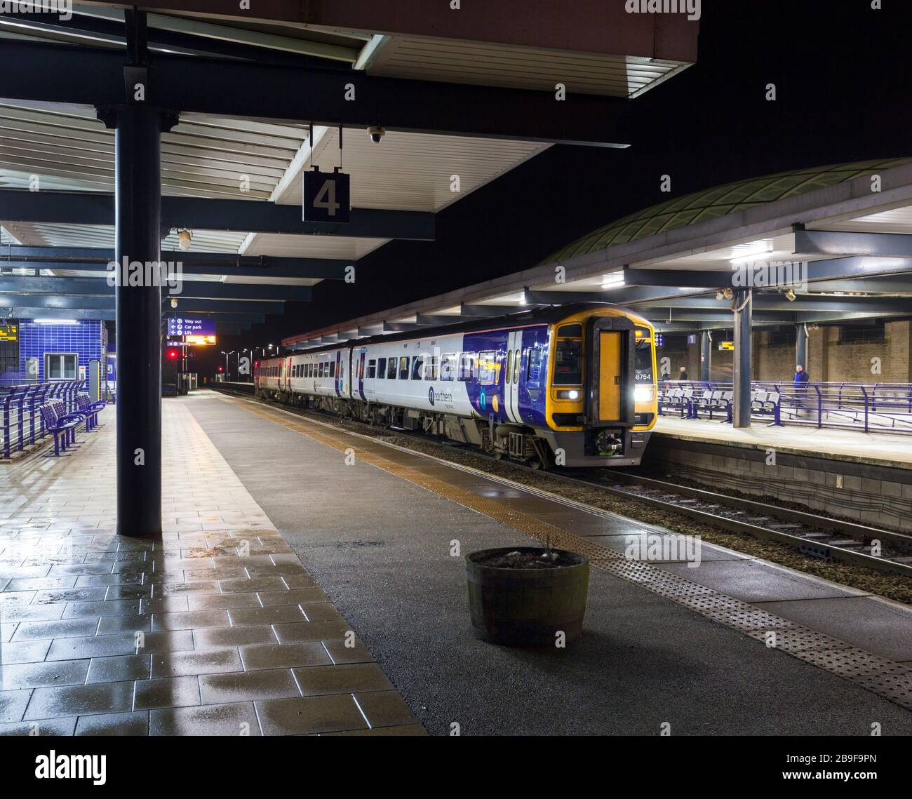 Northern Rail class 158 sprinter train 158754 at Blackburn railway station on a dark night Stock ...