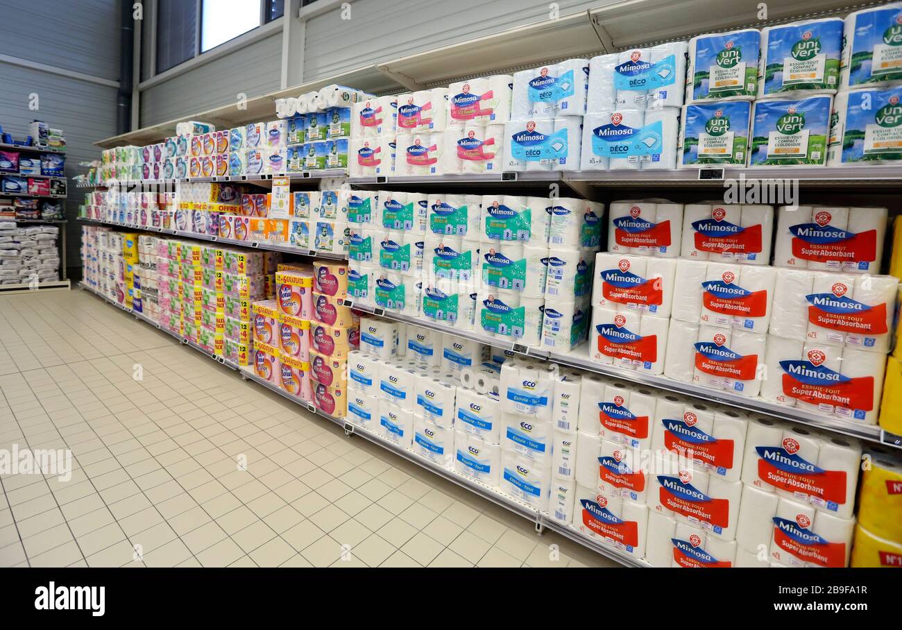 Empty toilet paper isle hi-res stock photography and images - Alamy
