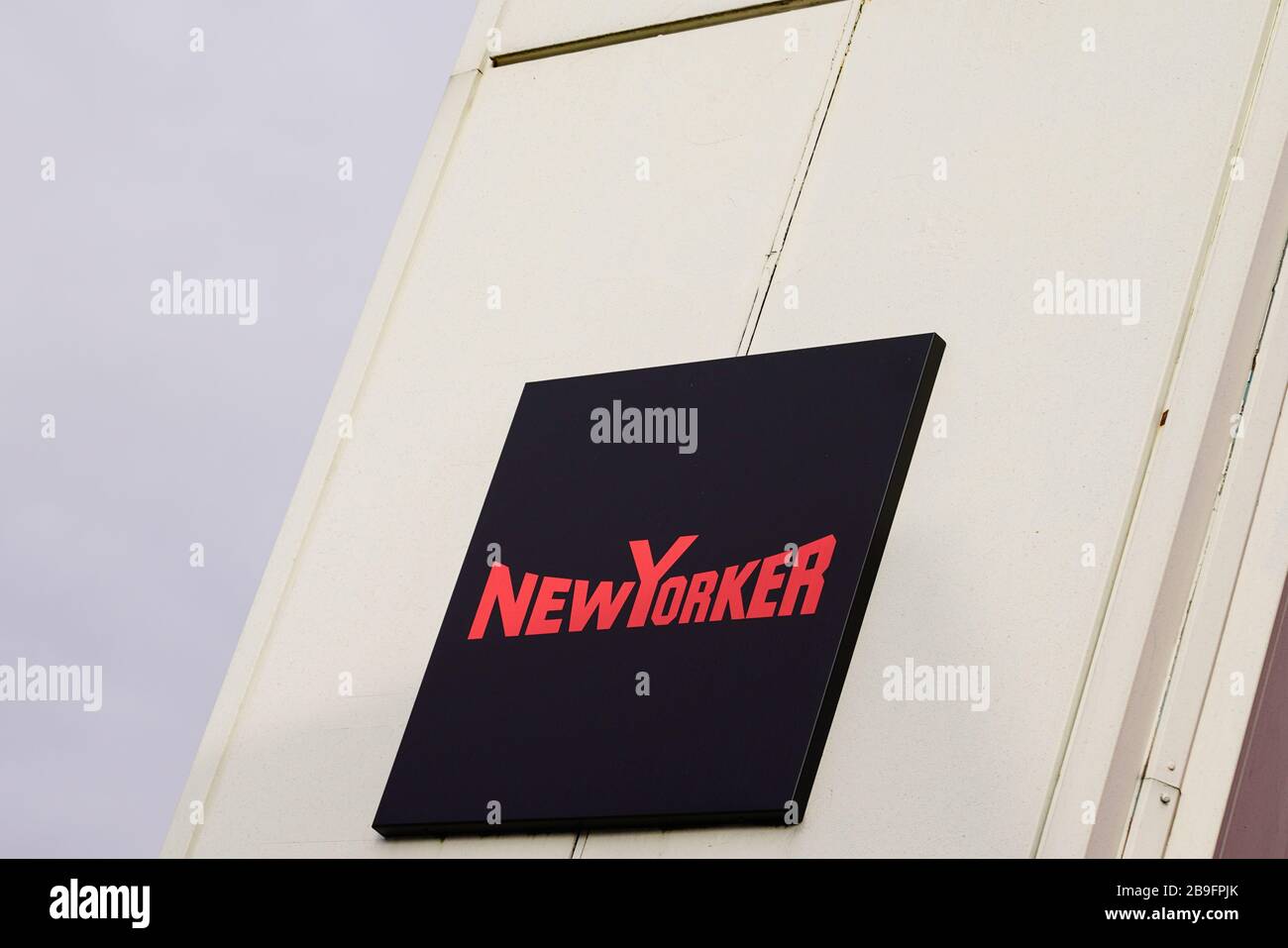 The new yorker logo hi-res stock photography and images - Alamy