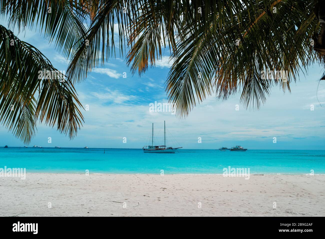 Maldives Island, blue ocean with crystal clear water on a summer day ...