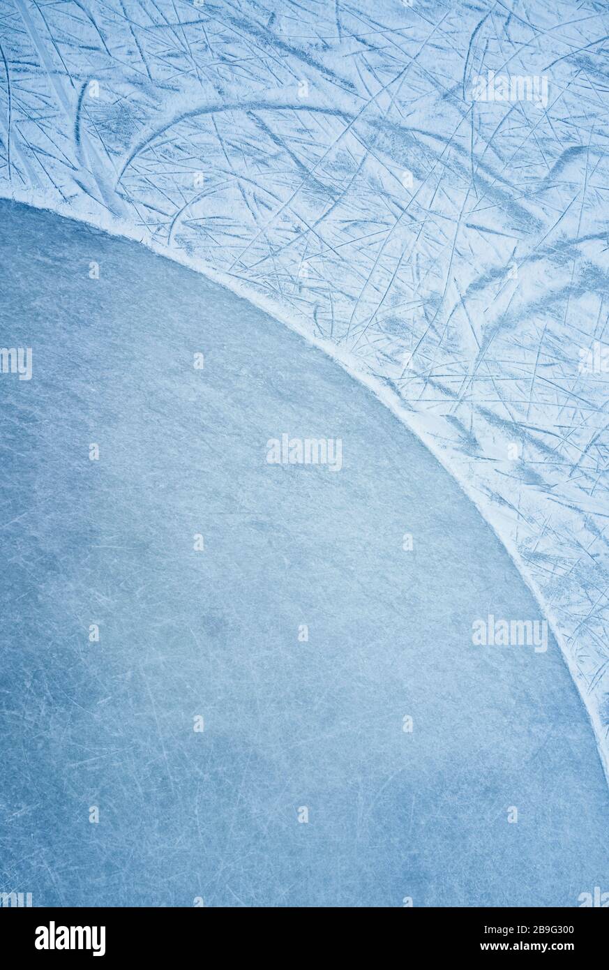 Pattern and marks on ice skating rink Stock Photo - Alamy