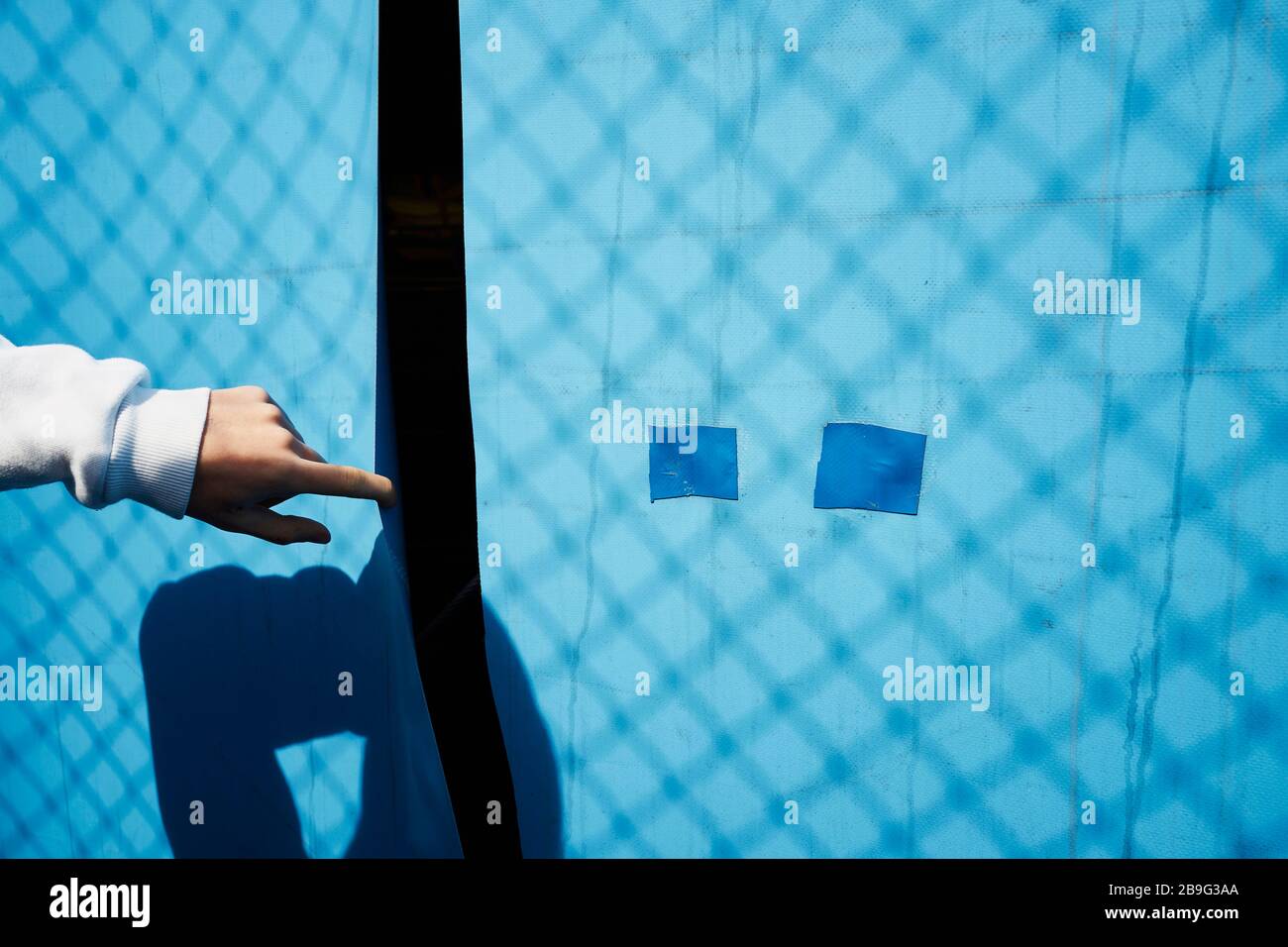 Blue tarp hi-res stock photography and images - Alamy