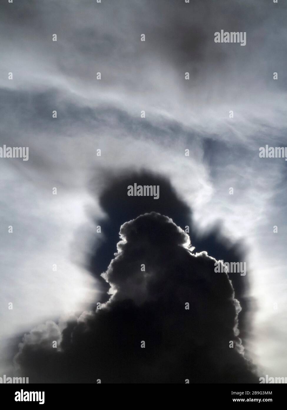 Sky dramatic cloud vertical hi-res stock photography and images - Alamy