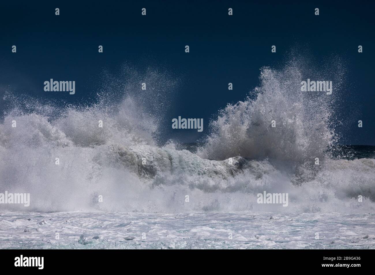 Ocean wave cresting and splashing sea foam Stock Photo - Alamy