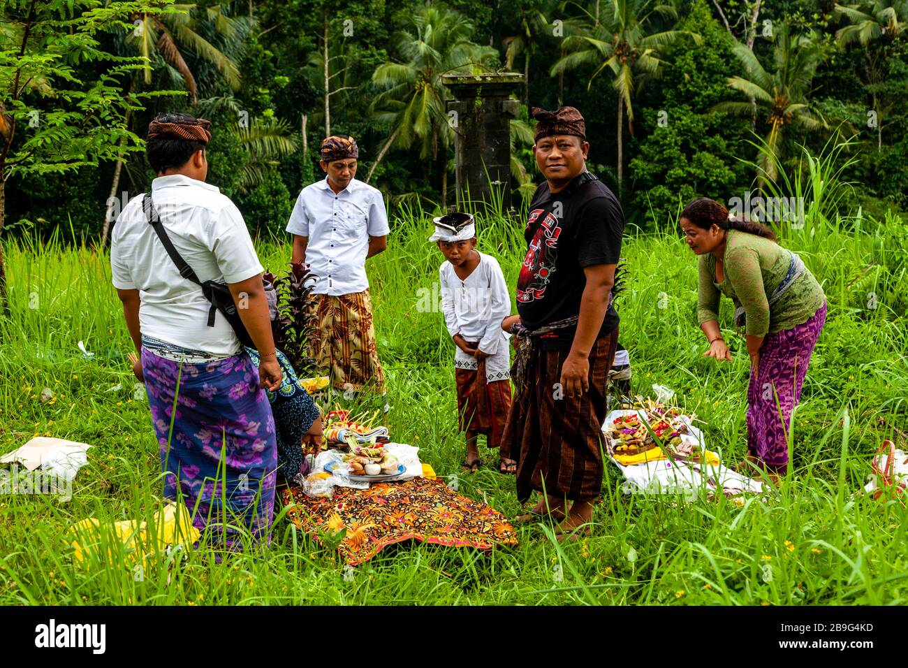 Balinese People Visit Their Family’s Graves During A Local Holiday ...