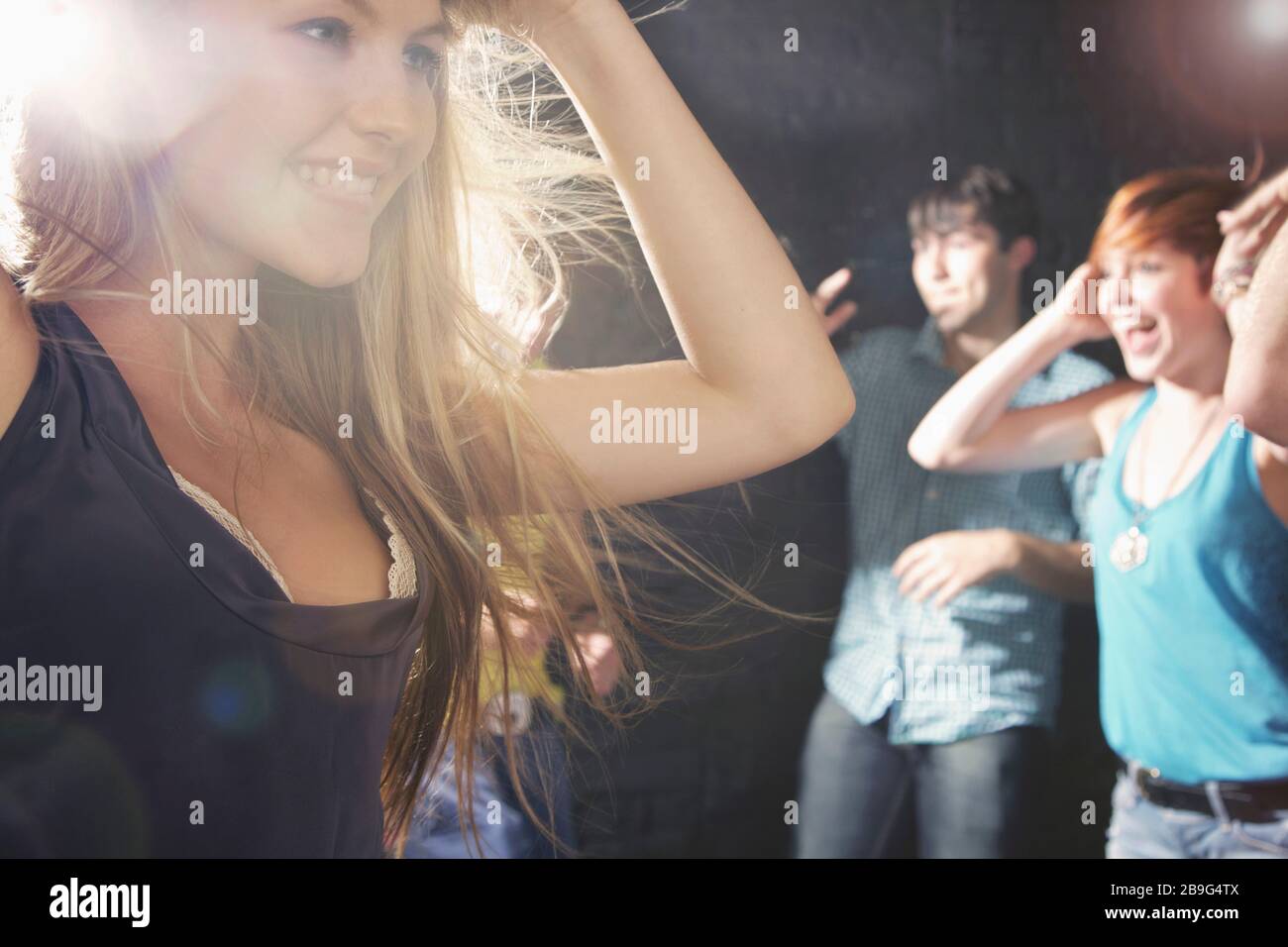 Girls dancing nightclub hi-res stock photography and images - Alamy