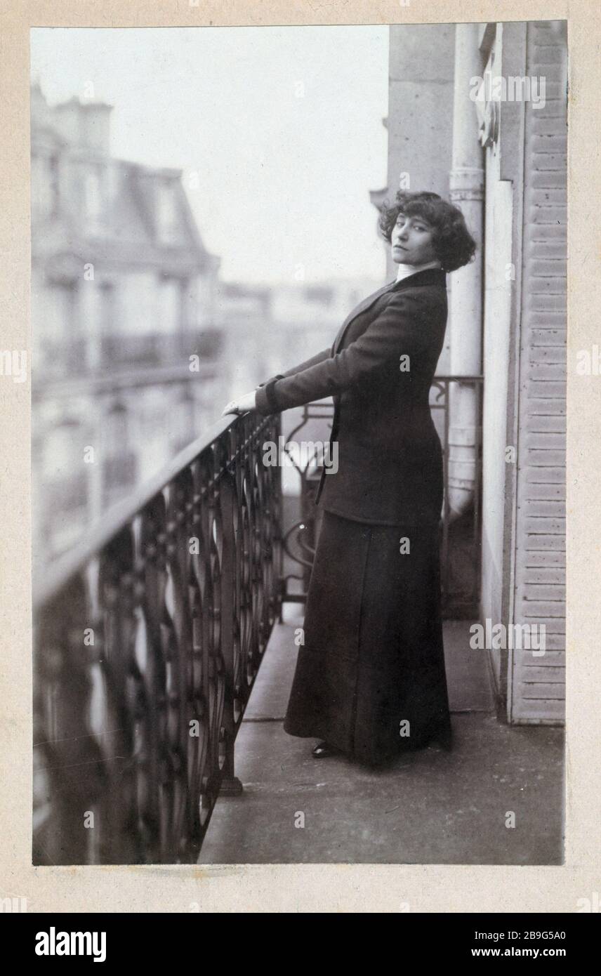 COLETTE PORTRAIT OF A BALCONY Portrait de Colette sur un balcon (vers ...