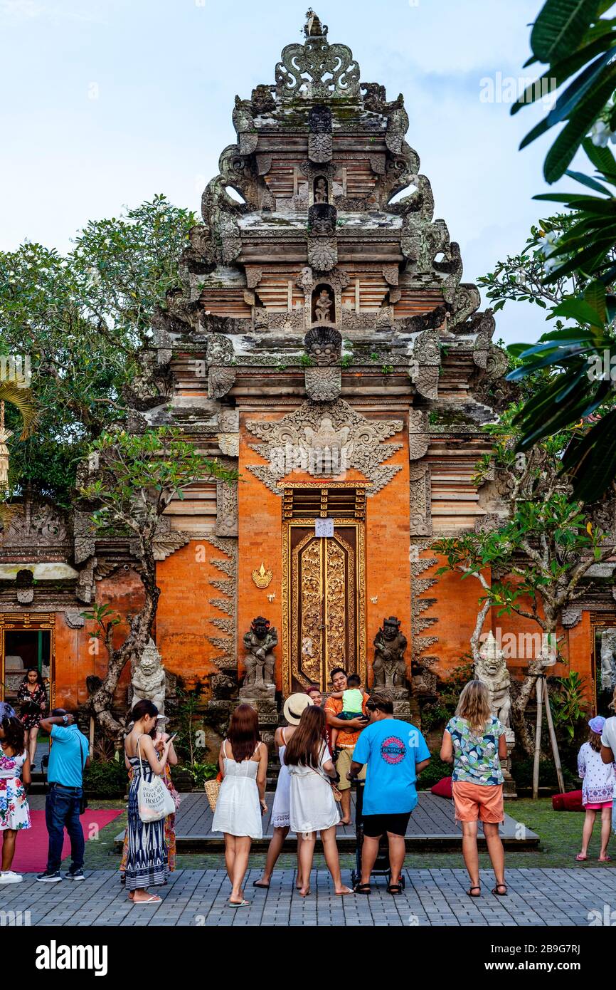 Ubud palace hi-res stock photography and images - Alamy