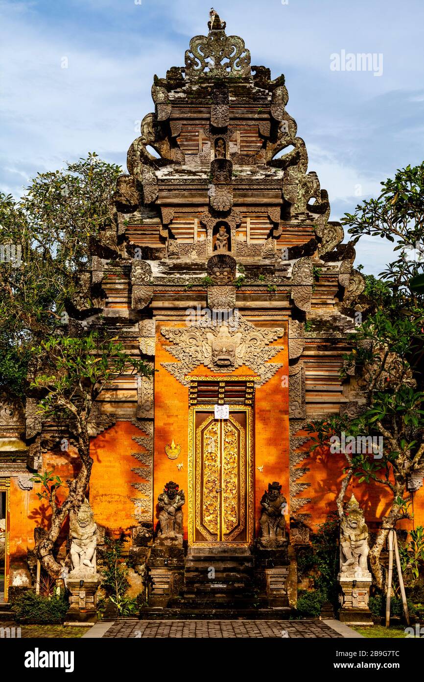 The Ubud Palace, Ubud, Bali, Indonesia Stock Photo - Alamy