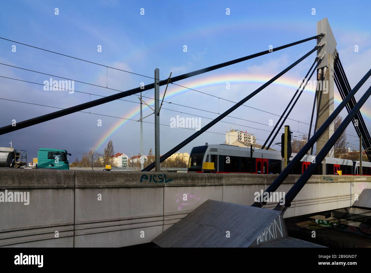 Wien, Vienna: subway line U6 at bridge above river Donaukanal at ...