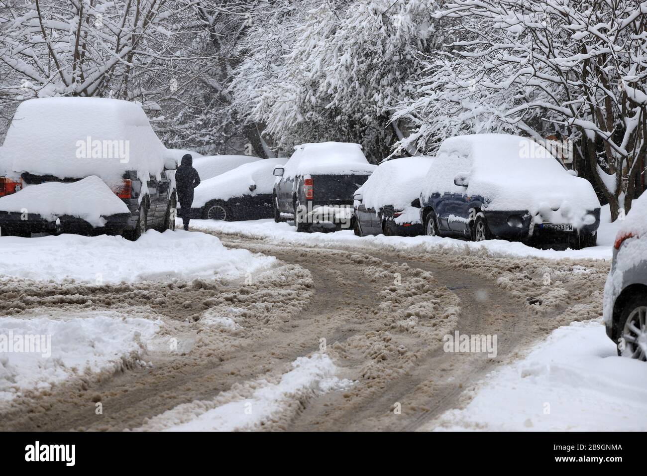 Uncleaned streets with heavy snowdrifts after snowfall in the city ...