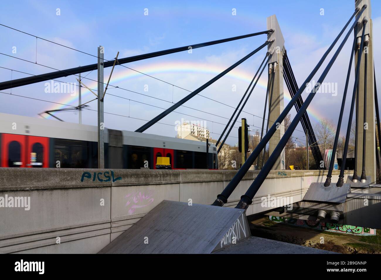 Wien, Vienna: subway line U6 at bridge above river Donaukanal at ...