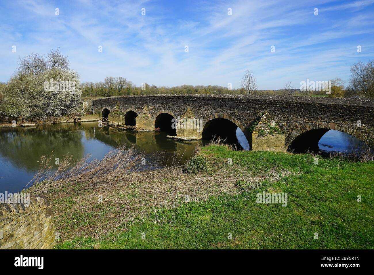 The old bridge at Felmersham Stock Photo - Alamy