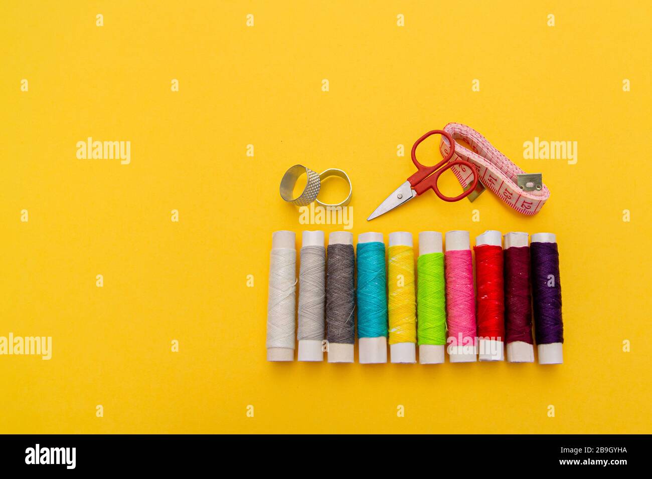 Set colored thread buttons hi-res stock photography and images - Alamy