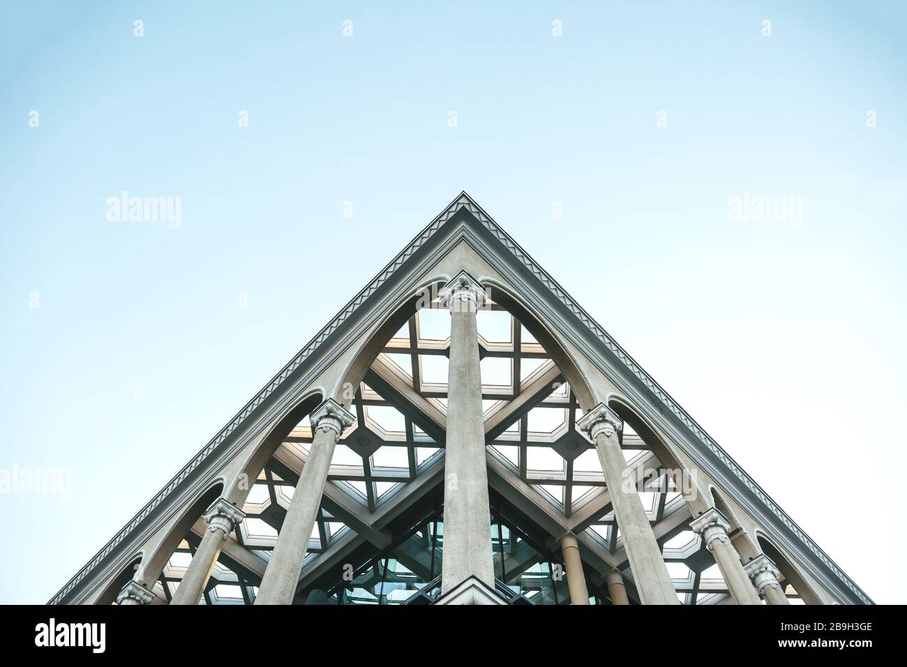 Angular columns hi-res stock photography and images - Alamy