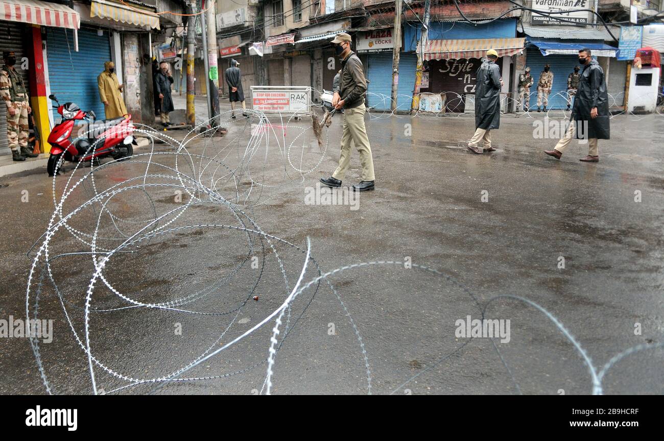Jammu, Indian-controlled Kashmir. 24th Mar, 2020. Police personnel ...