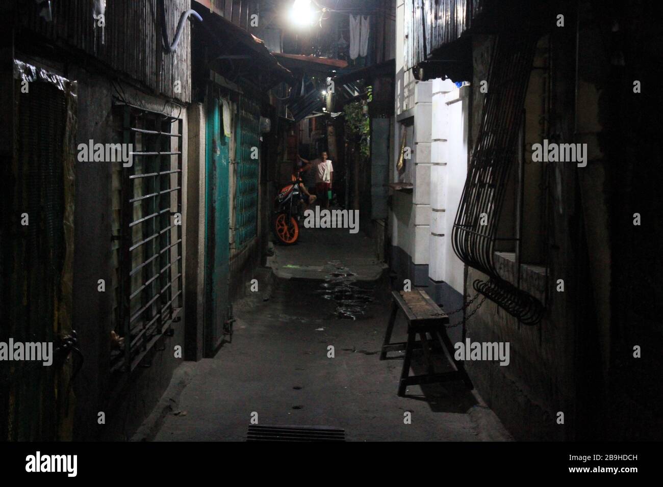Manila, Philippines. 24th Mar, 2020. A small alleyway in Manila remains ...