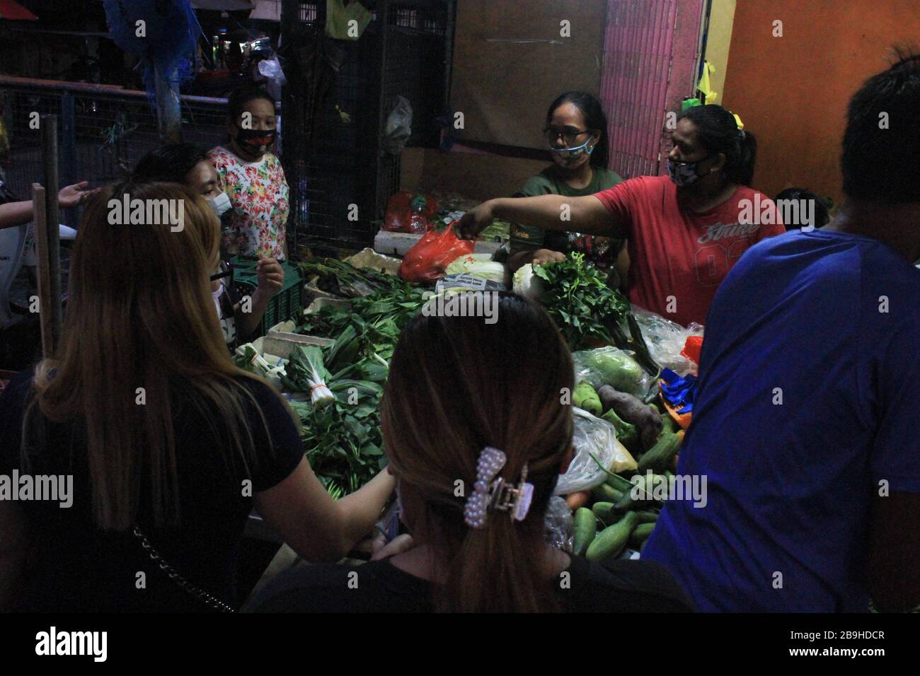 Manila, Philippines. 24th Mar, 2020. People continue to flock a wet ...