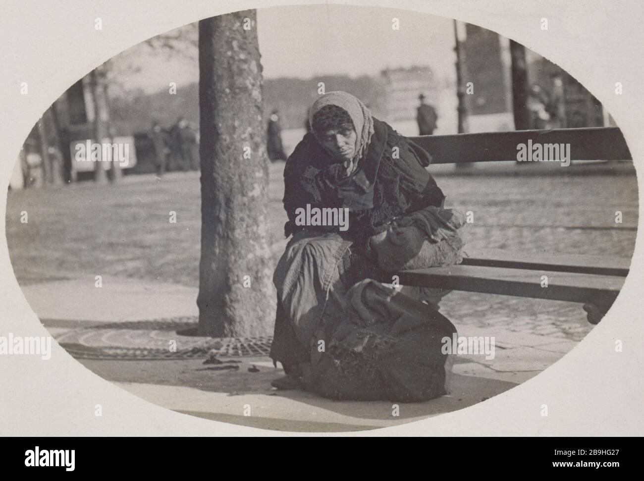 Tramp SITTING ON A BENCH Clocharde assise sur un banc. Photographie de ...
