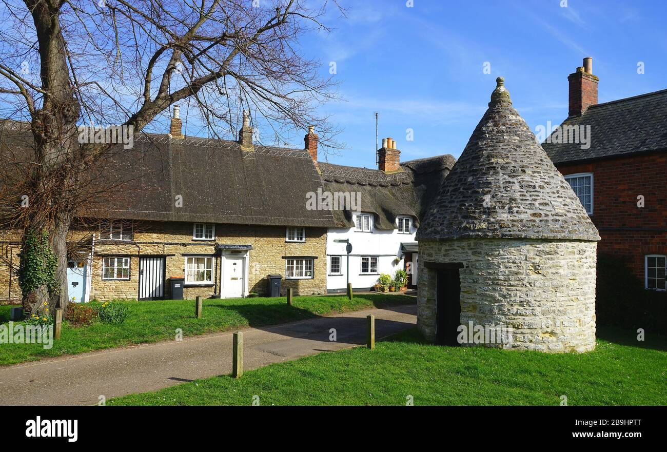 Village lock-up on the green at Harrold Stock Photo - Alamy