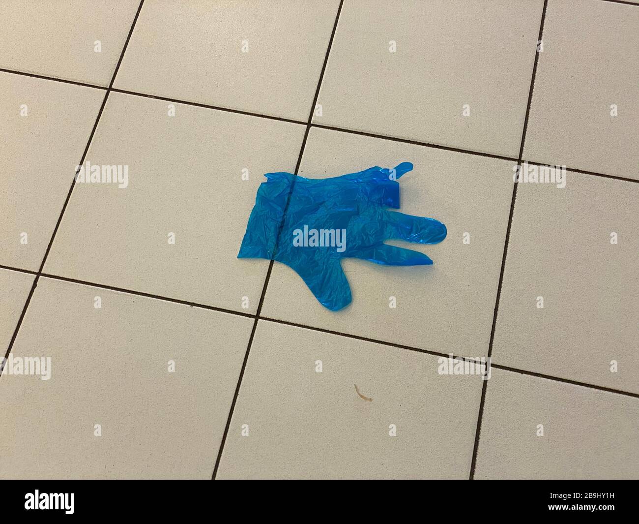 Surgical gloves floor hi-res stock photography and images - Alamy