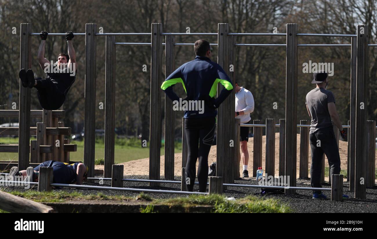 Visitors to an outdoor gym exercise on clapham common hi-res stock ...