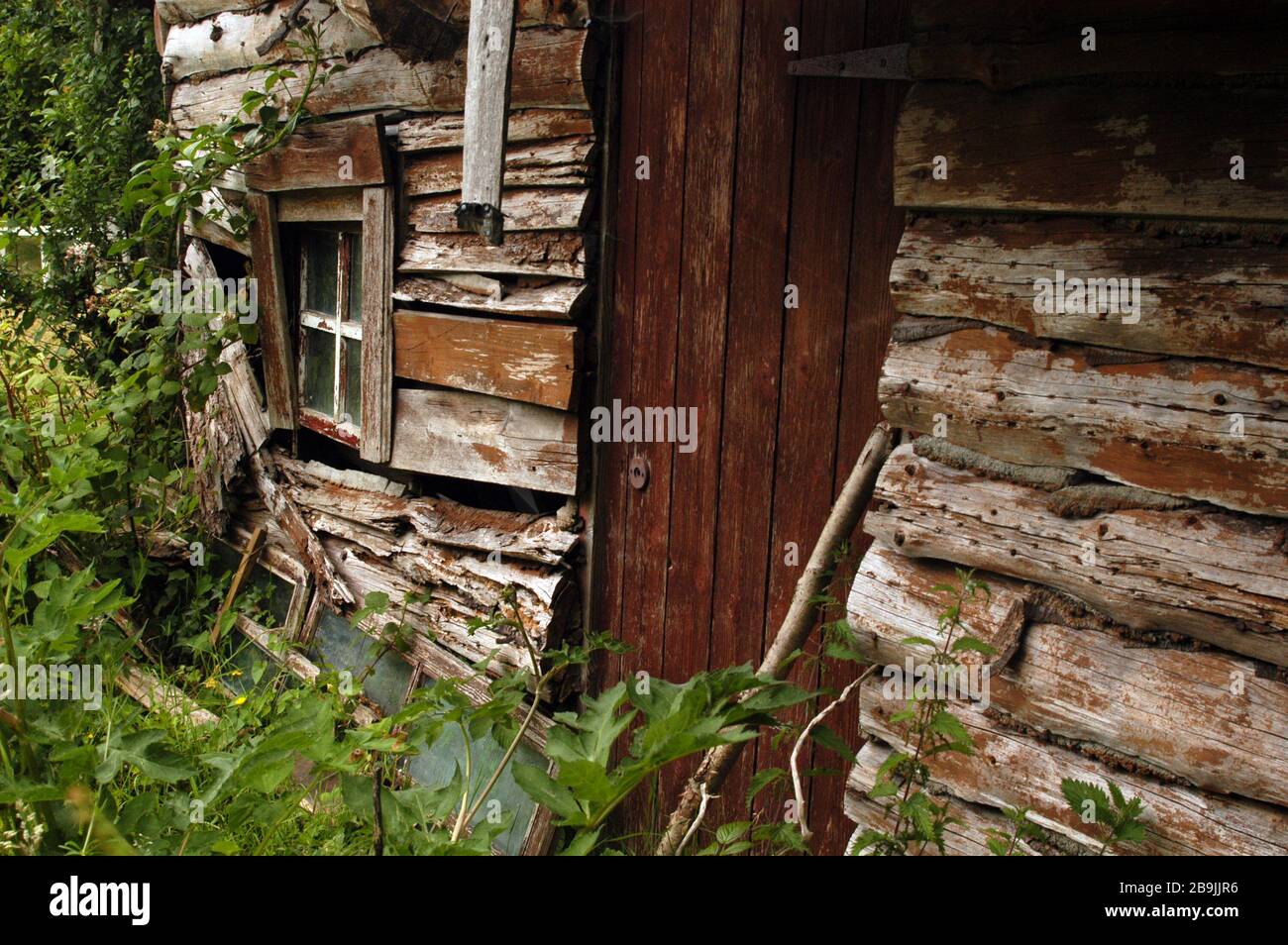 Collapsed wooden cabin hi-res stock photography and images - Alamy