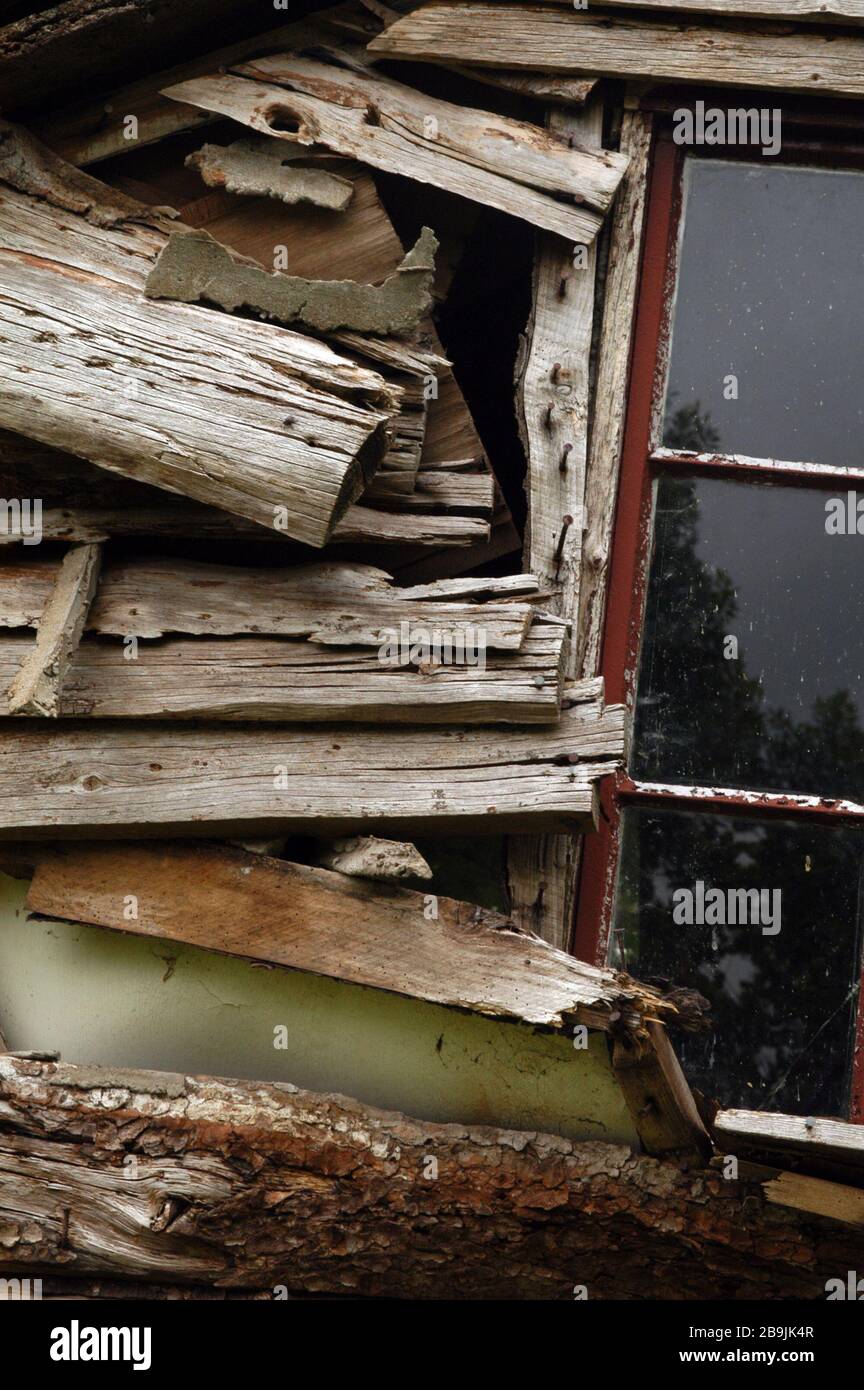 Falling down log cabin hi-res stock photography and images - Alamy