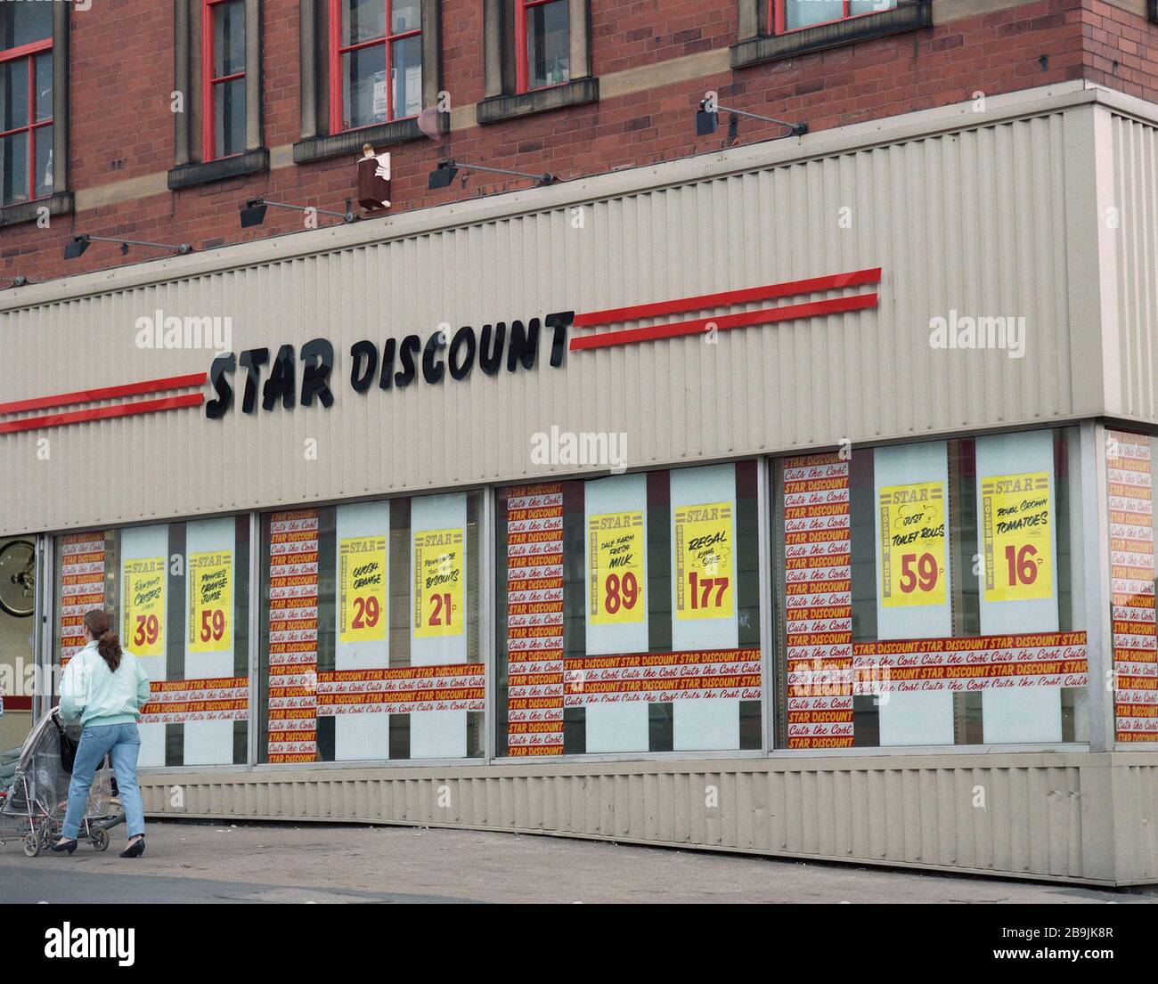 High street retail in 1991 hi-res stock photography and images - Alamy