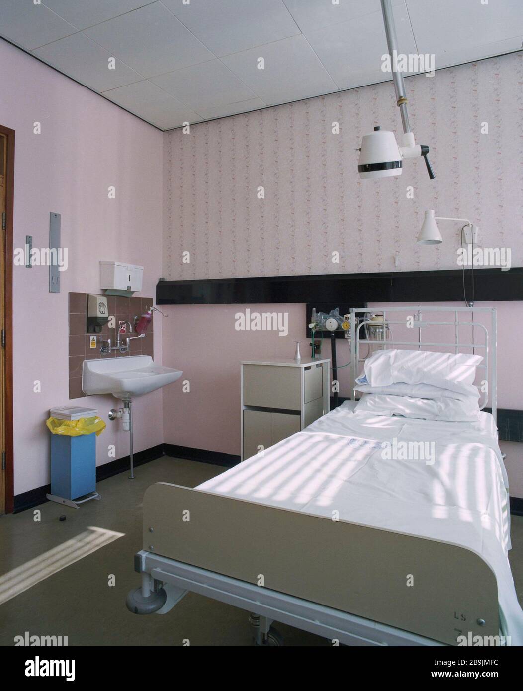 Hospital nurses 1990s hi-res stock photography and images - Alamy