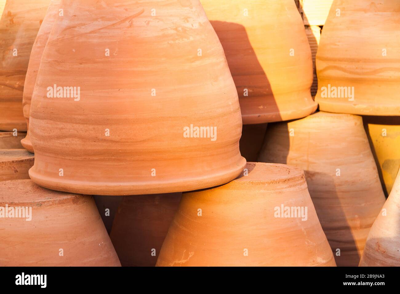 Clay pots upside down hi-res stock photography and images - Alamy