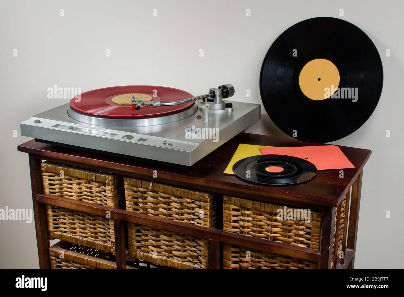 Red record player hi-res stock photography and images - Alamy