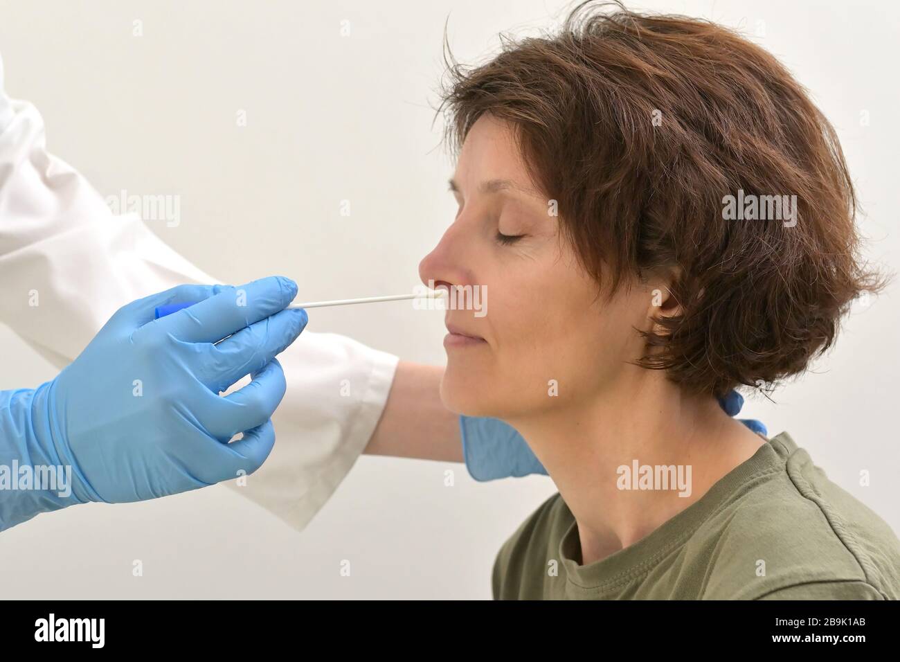 Doctor Collecting a nasopharyngeal nose and throat swab Stock Photo - Alamy