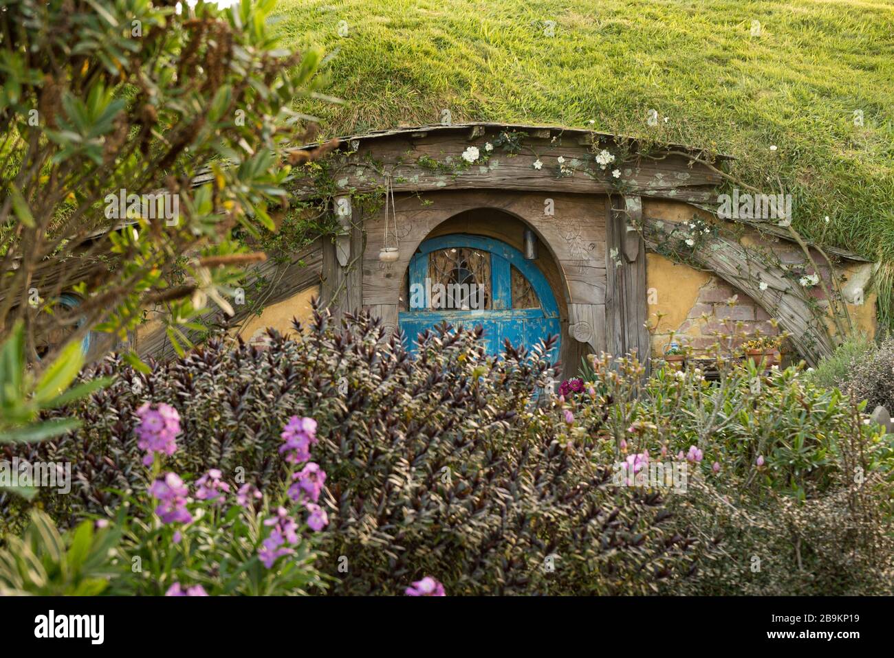 Hobbit hole hi-res stock photography and images - Alamy