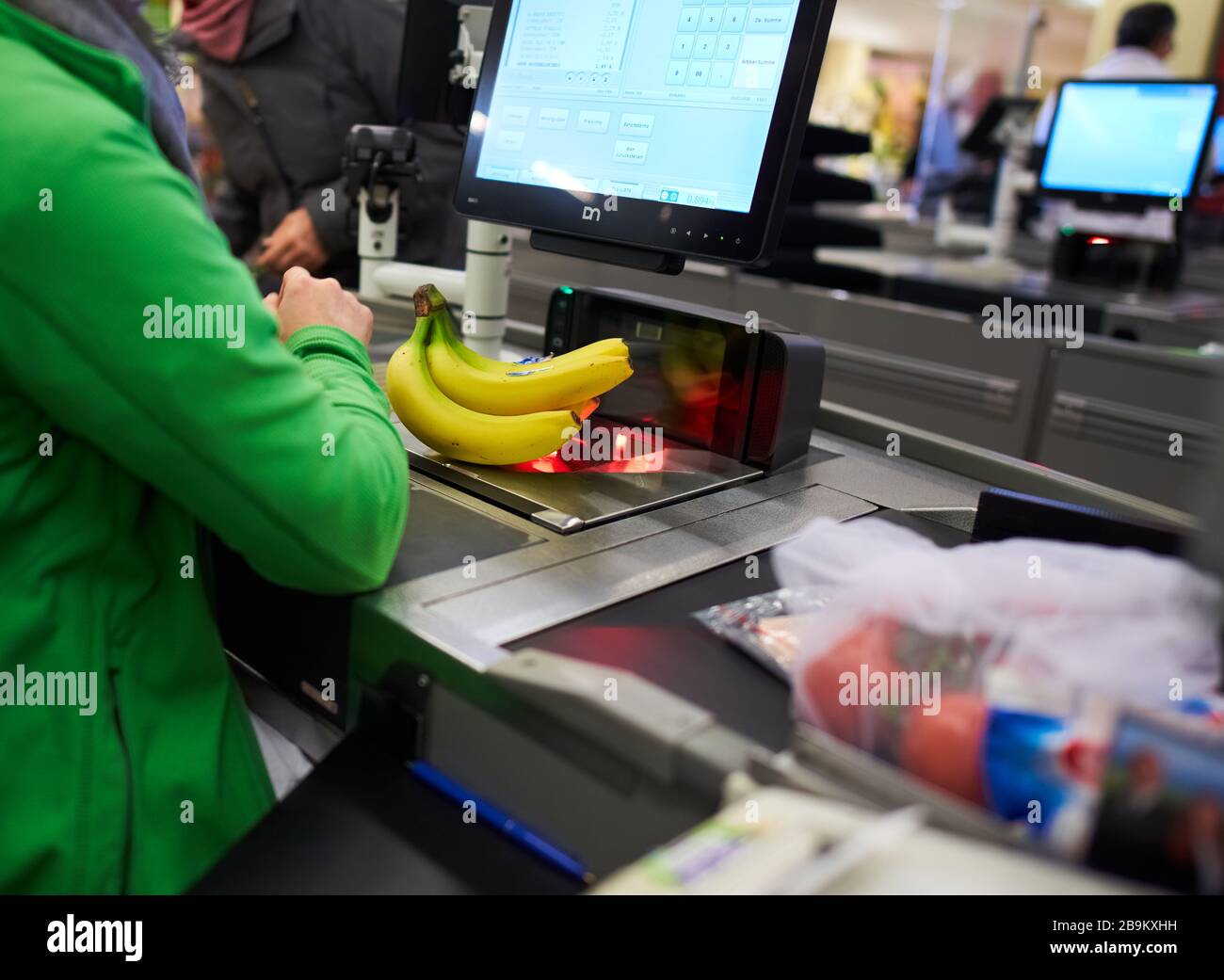 Supermarket cashier 2020 hi-res stock photography and images - Alamy