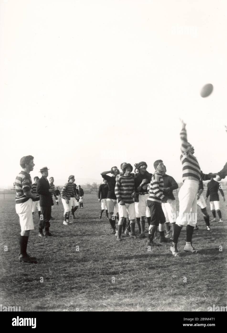 Football game early 1900s hi-res stock photography and images - Alamy