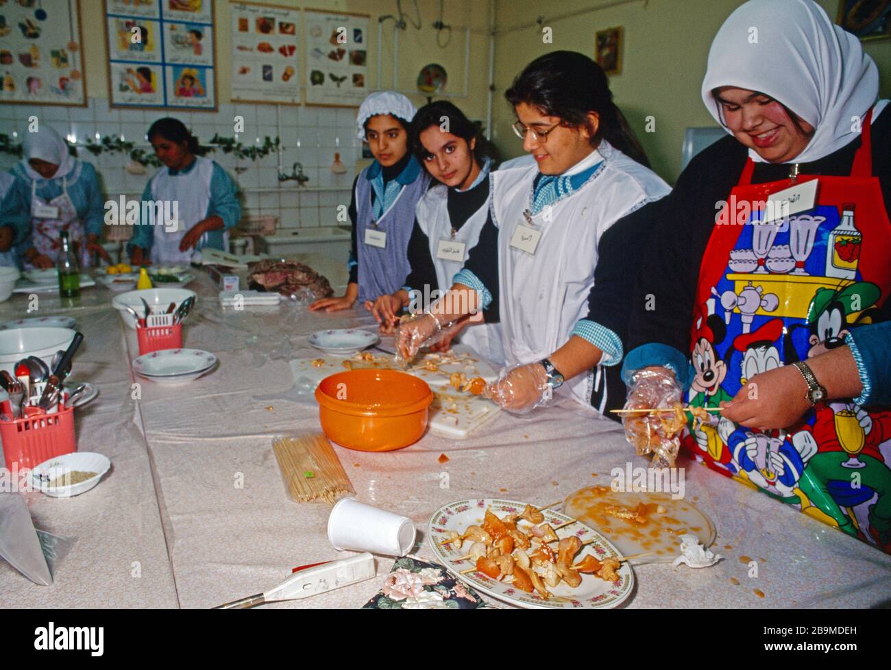 Teenagers school cookery lesson hi-res stock photography and images - Alamy