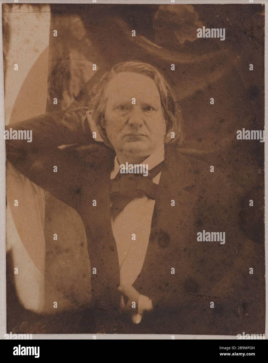 Victor Hugo face, leaning against a wall Victor Hugo de face, accoudé à ...