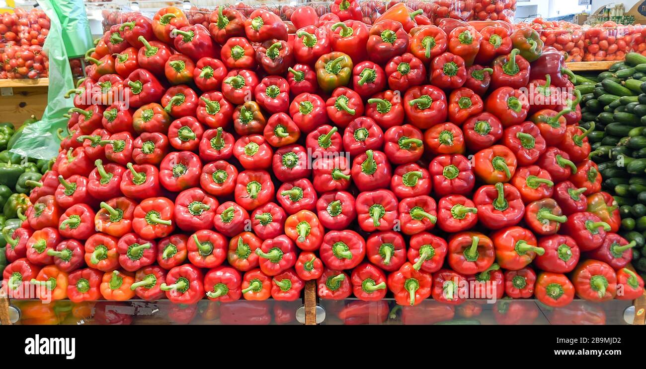 Red bell peppers on display in a supermarket Stock Photo - Alamy