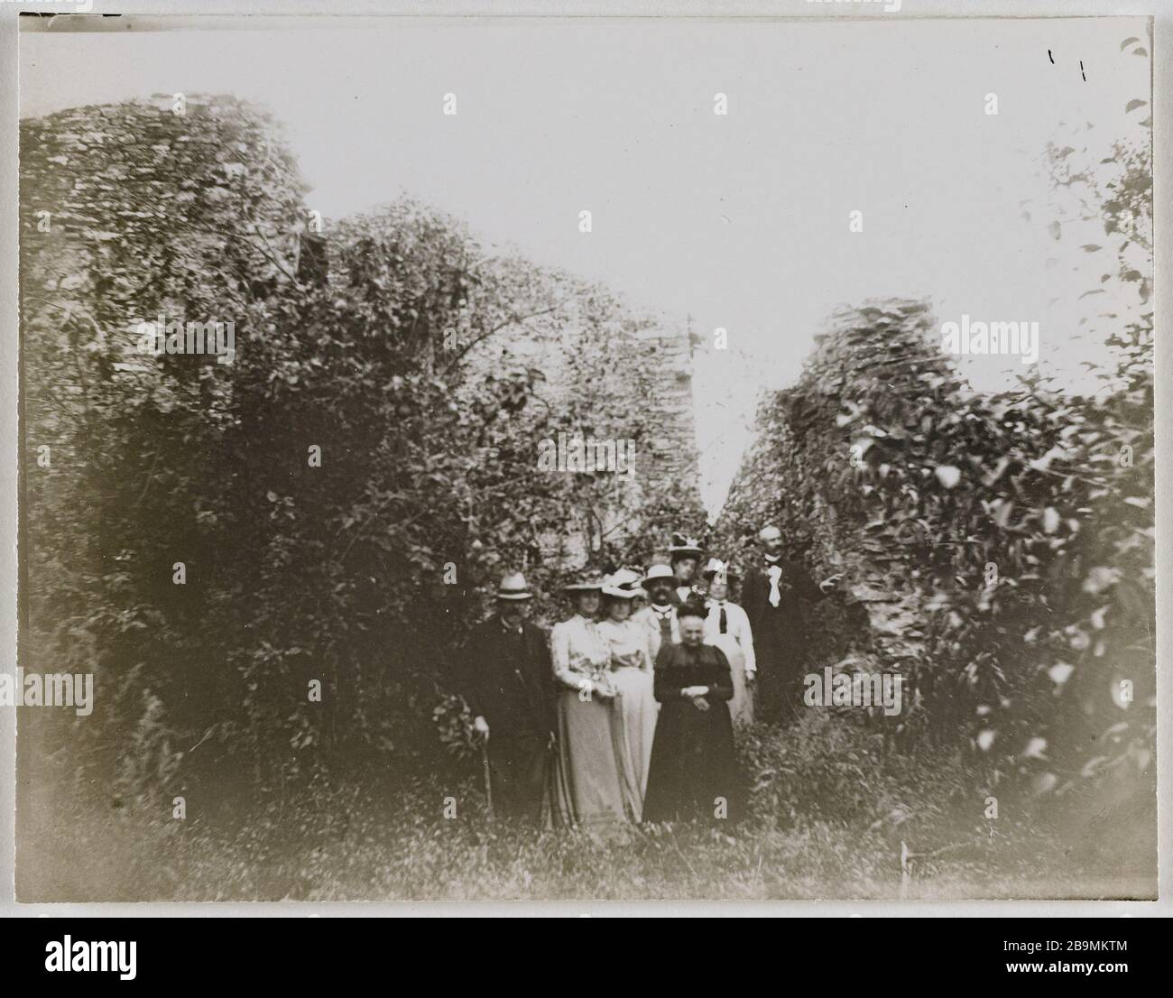 Arthur Guéniot. Group portrait in nature "Portrait de groupe dans la ...