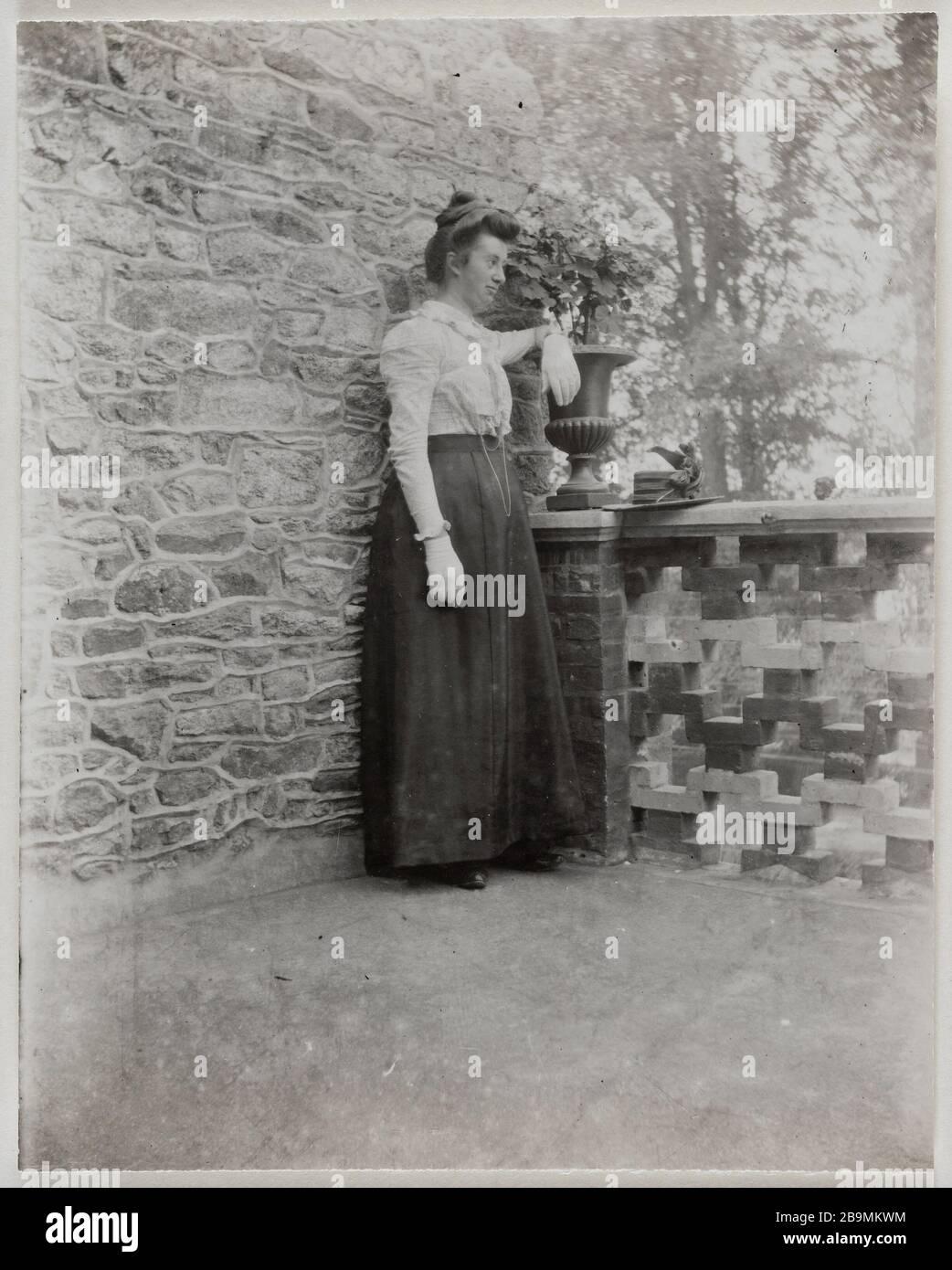 Arthur Guéniot. standing woman "Femme debout". Tirage gélatino ...