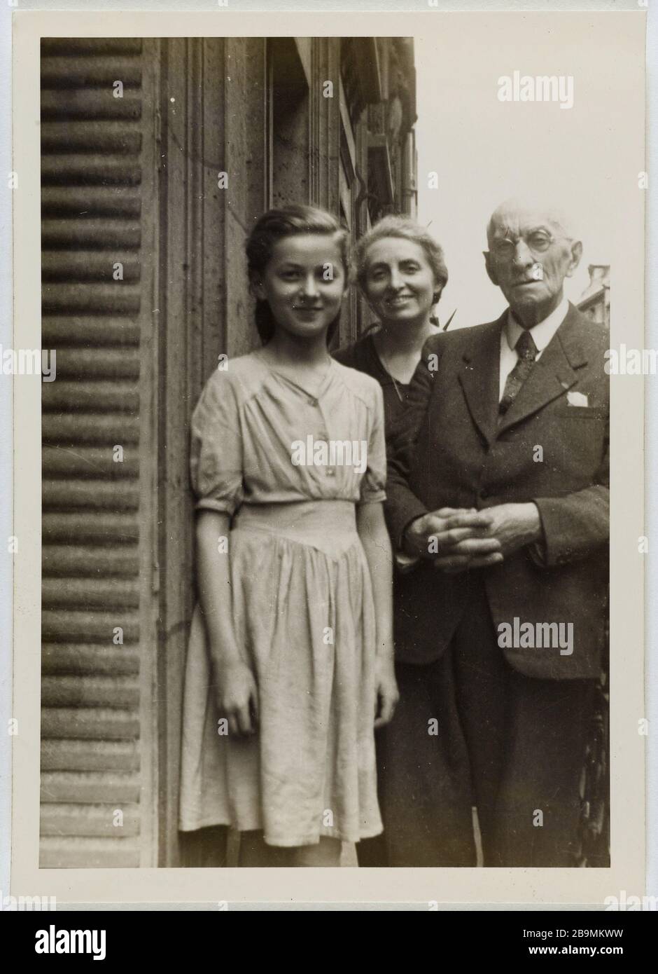Arthur Guéniot. Three people on a balcony, facing onto a balcony, Front ...