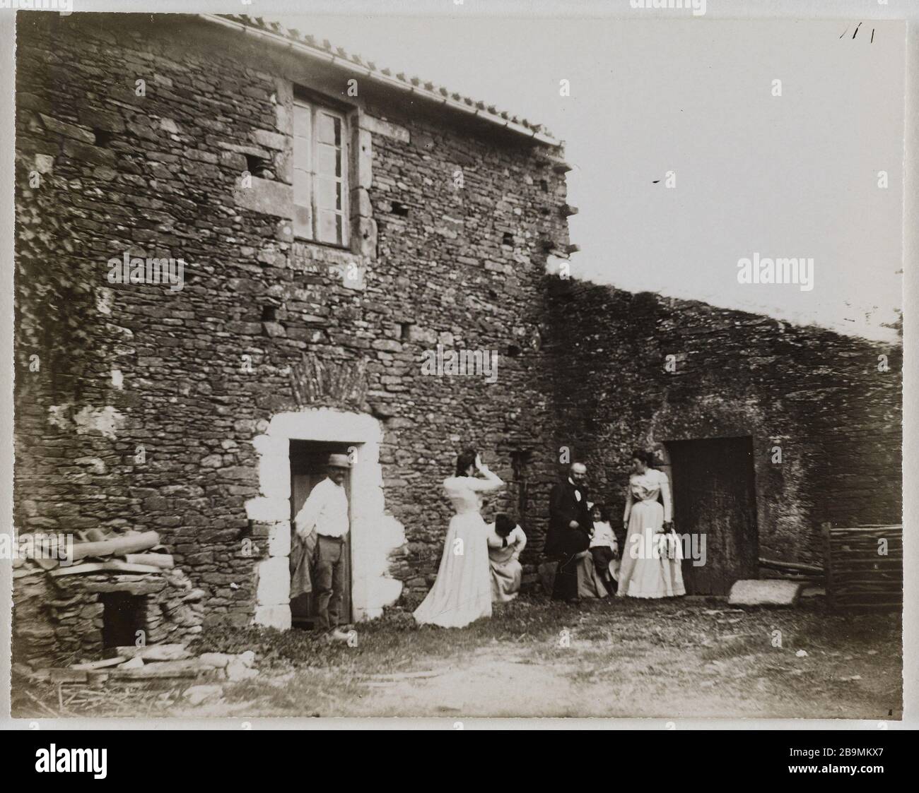 Arthur Guéniot. Family in front of a stone house "Famille devant une ...