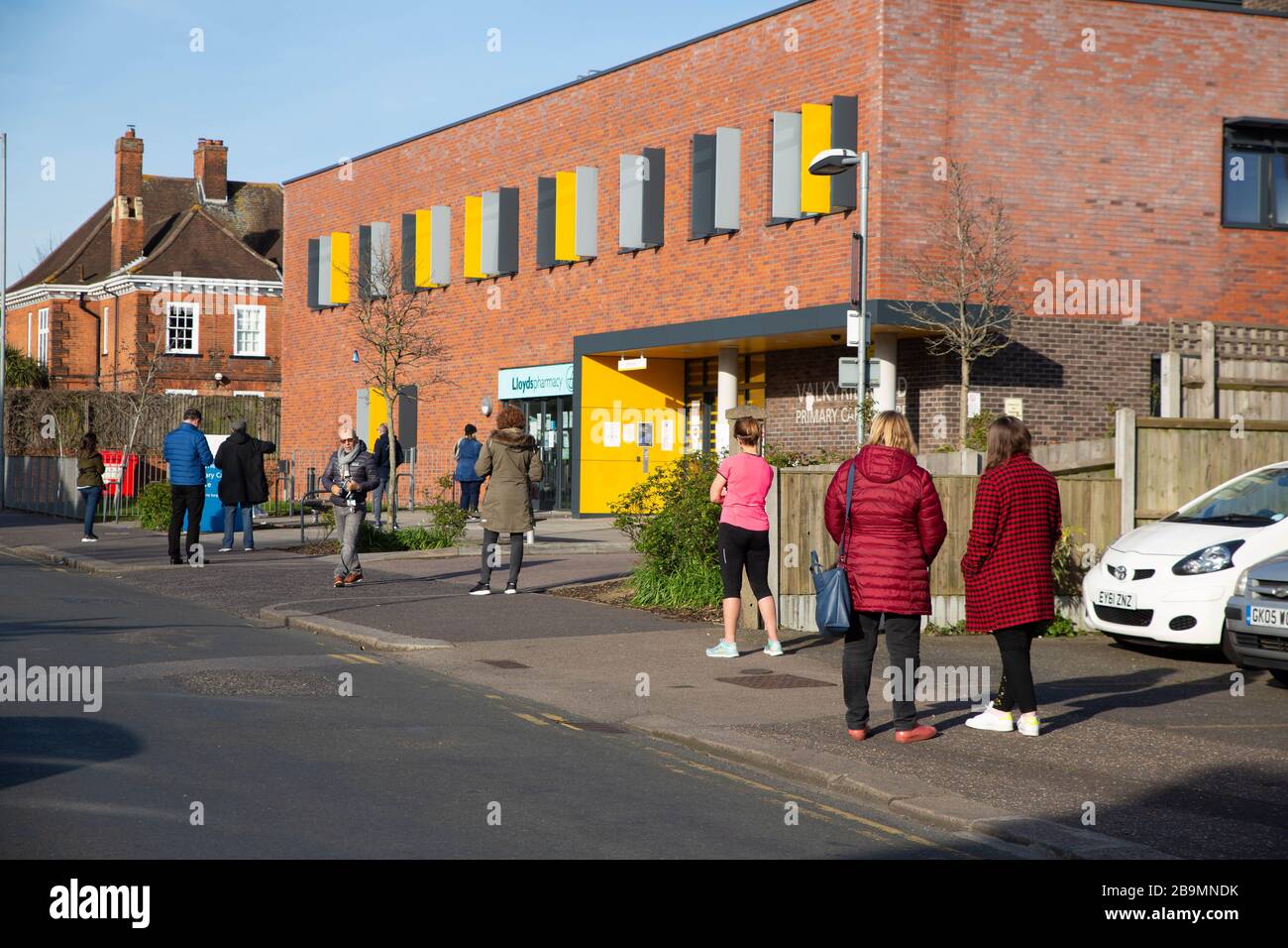 Westcliff-on-Sea, UK. 24th Mar, 2020. People queue with social ...